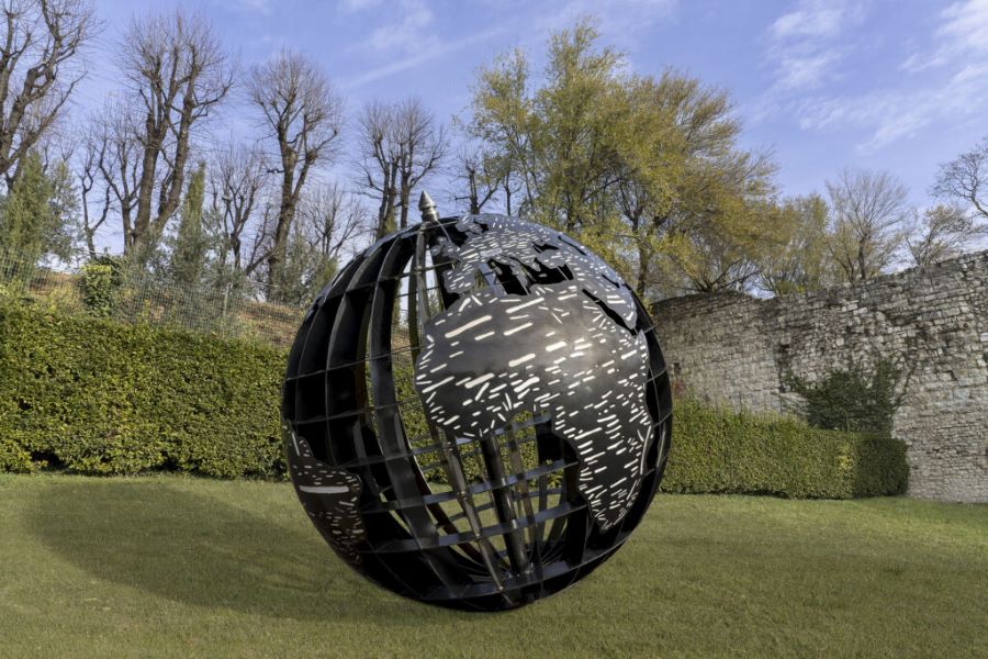 Il grande Mappamondo di Emilio Isgrò - Rivista A.Casa Magazine